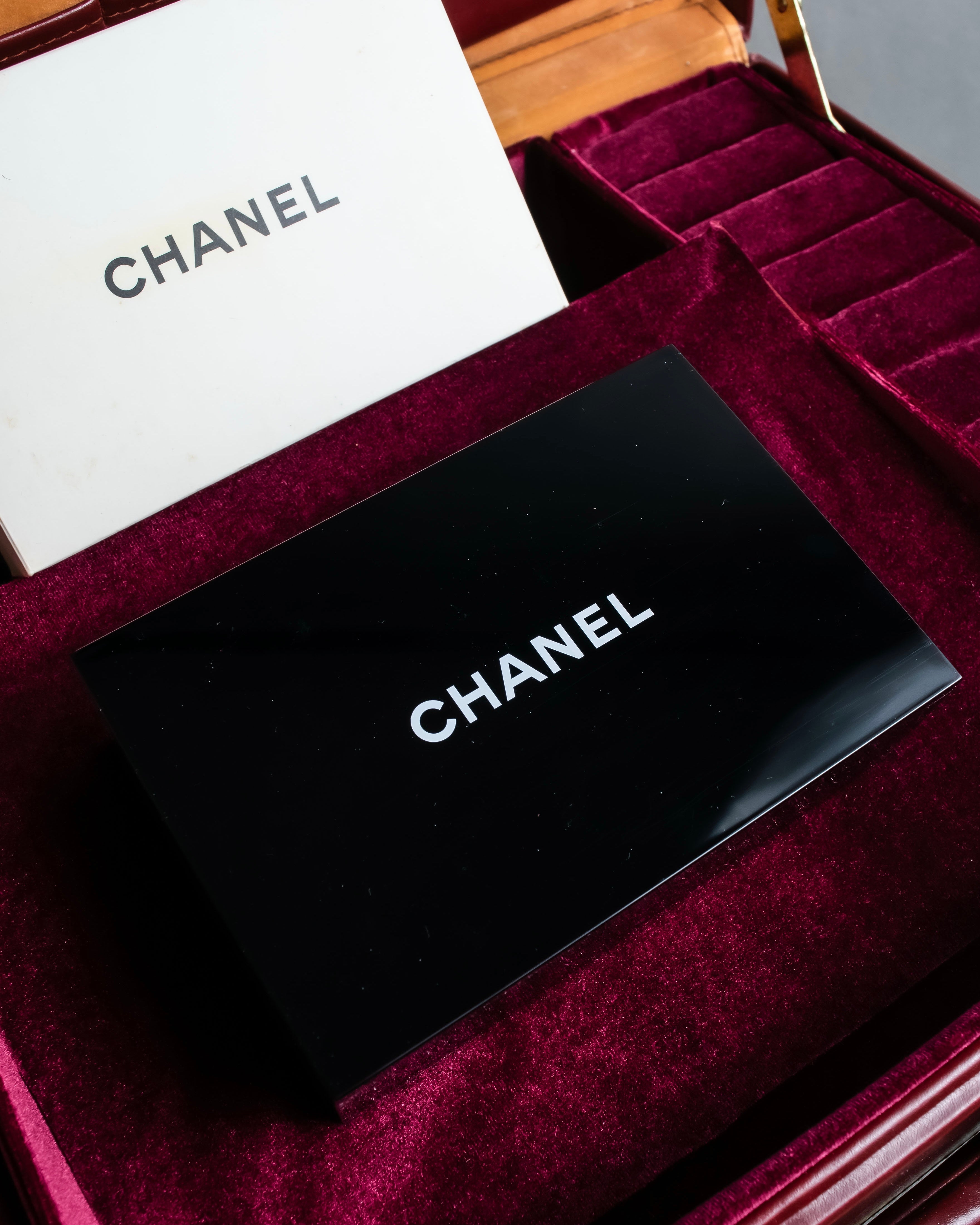 "CHANEL" Logo engraved black lacquer mirror jewelry case – MOOD